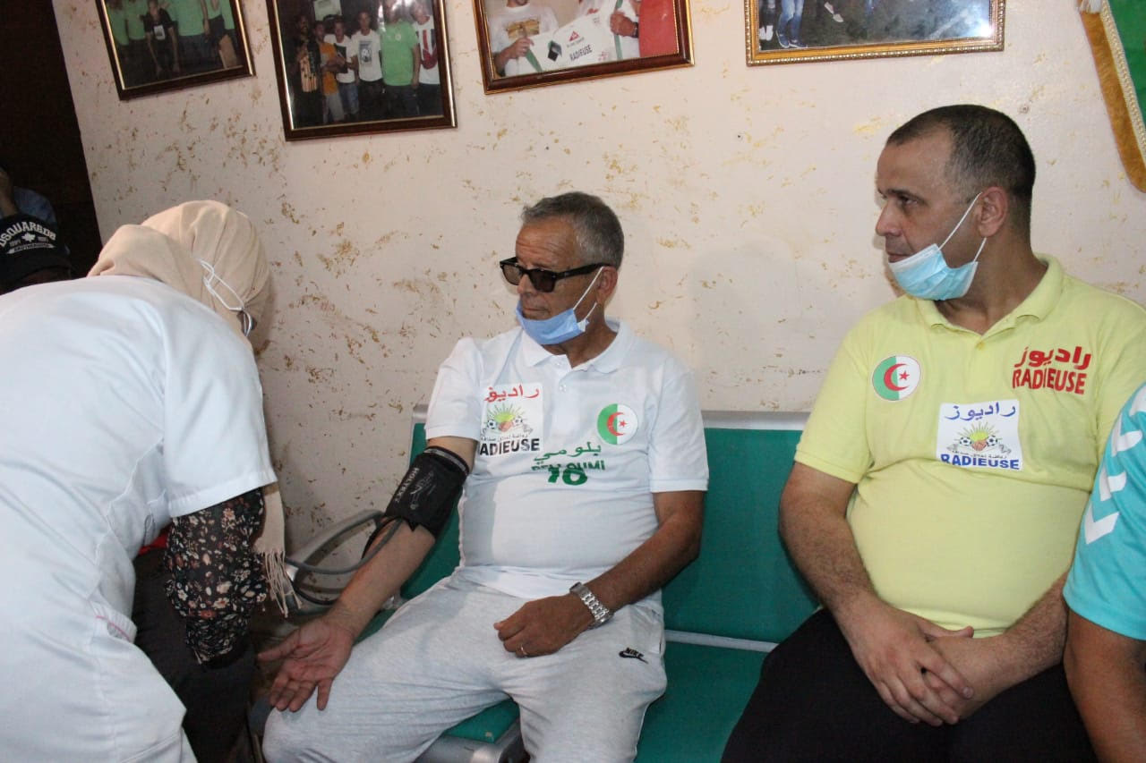 تحسيس المواطنين بأهميته لمواجهة الوباء.... جمعية راديوز ورفقاء بلومي ...