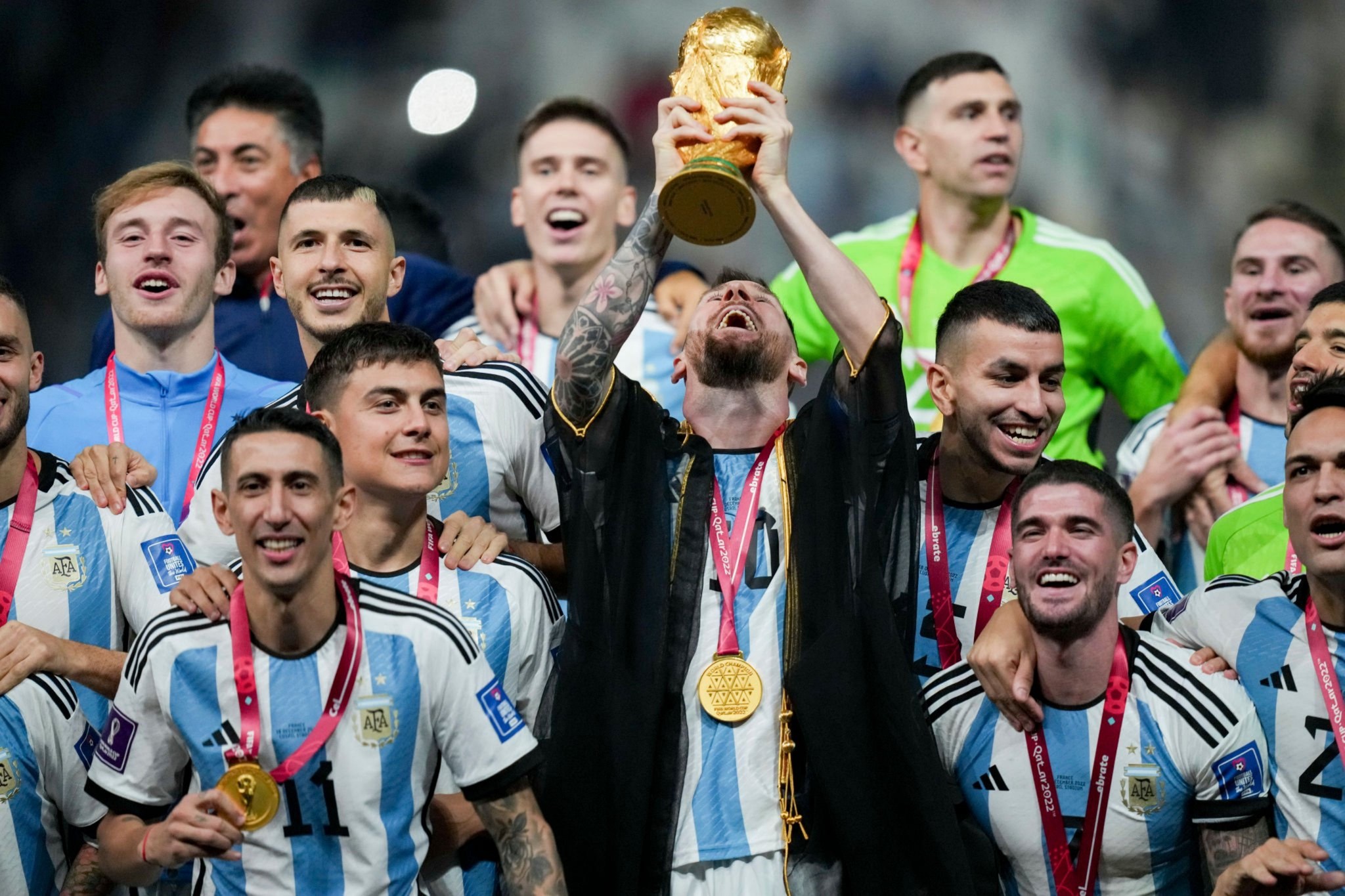 تتويج ميسي بالبشت الخليجي يثير الجدل! - EDDIWAN