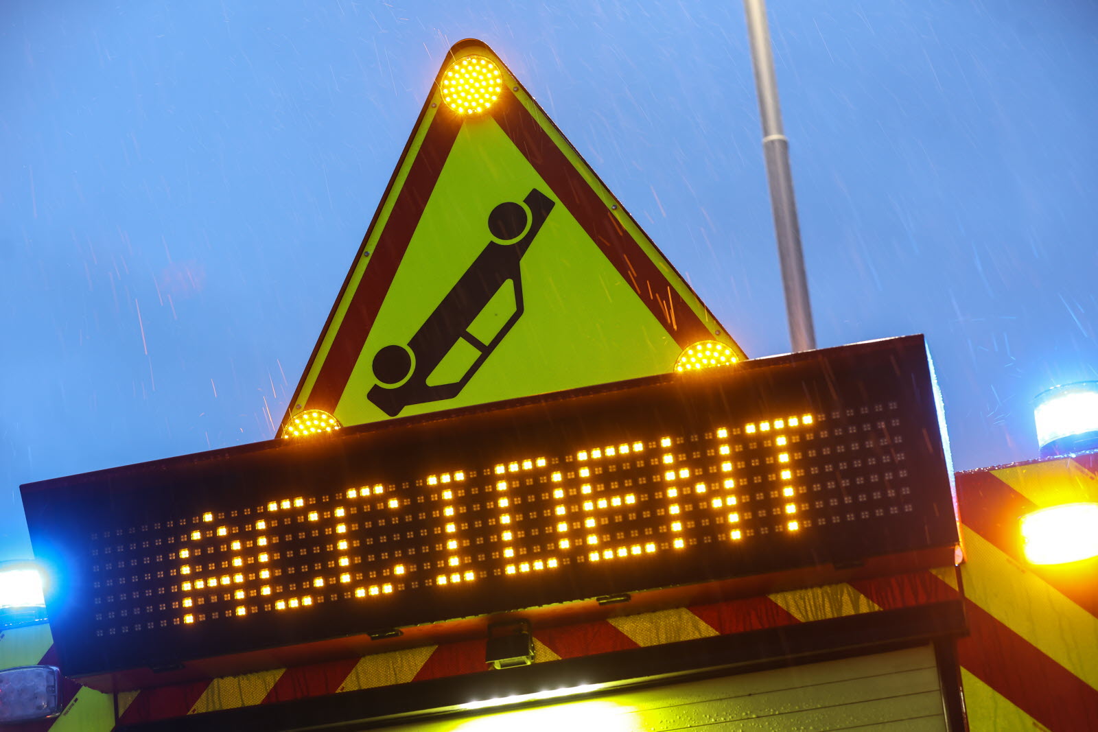 إصابة 7 أشخاص في حادث انحراف شاحنة خرسانة بوهران - EDDIWAN